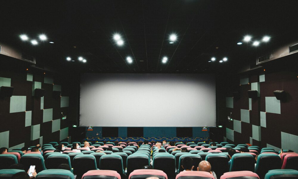 How Long Do Movies Stay in Theaters? A Complete Guide - Movieruzel